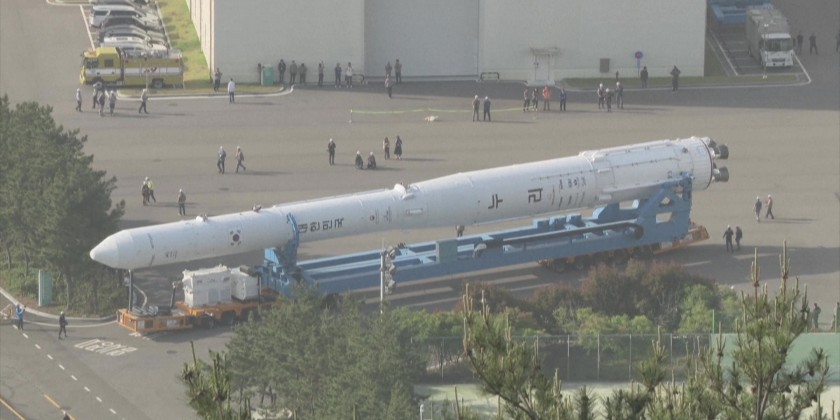 South Korea's homegrown Nuri rocket is positioned on launch pad ...