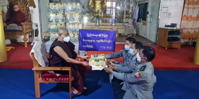 Offering rice provision: Families of MoHA offered rice to the ...