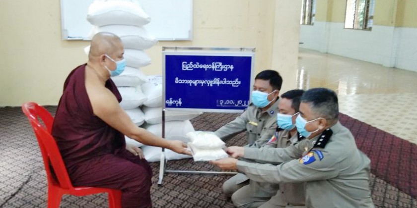 Offering rice provision: Families of MoHA offered rice to the ...