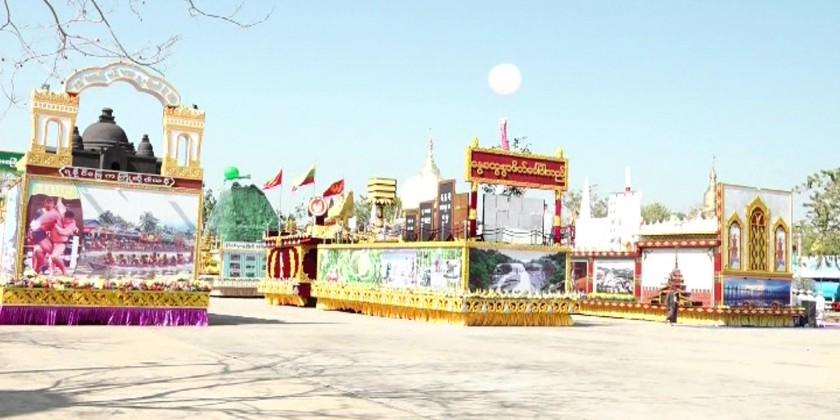 Commemoration of Independence: Commemorative booths, foods, decorated ...