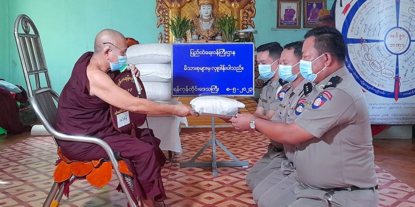 Offering rice provision: Families of MoHA offered rice to the ...