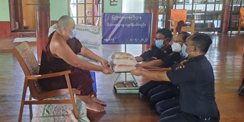 Offering rice provision: Families of MoHA offered rice to the ...