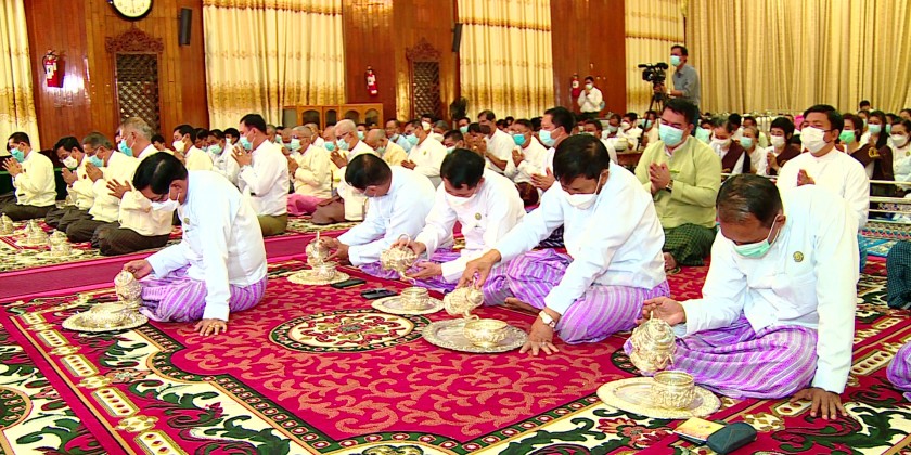 Full Moon Day of Thadingyut: Religious ceremonies at Shwedagon Pagoda ...