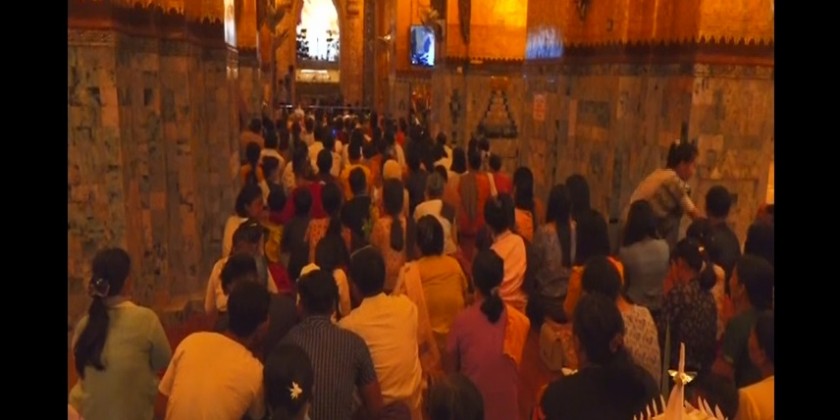 Full Moon Day of Thadingyut: People crowded at pagodas and other ...