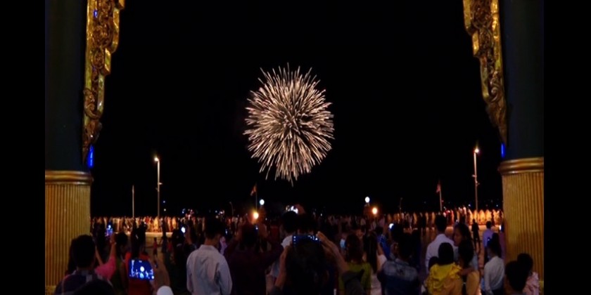 Full Moon Day of Thadingyut: People crowded at pagodas and other ...