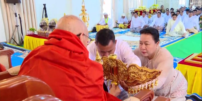 Consecration Ceremony: Diamond Bud hoisted atop Shwe Bone Pwint Pagoda ...