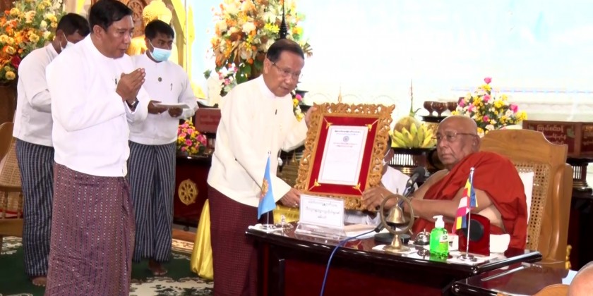 Presenting certificate of honor: Editing Tipitaka Pali-Roman ...