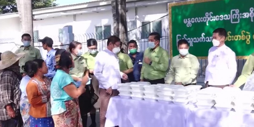 Cheap Lunch boxes: Selling for people with low-income in Mandalay ...
