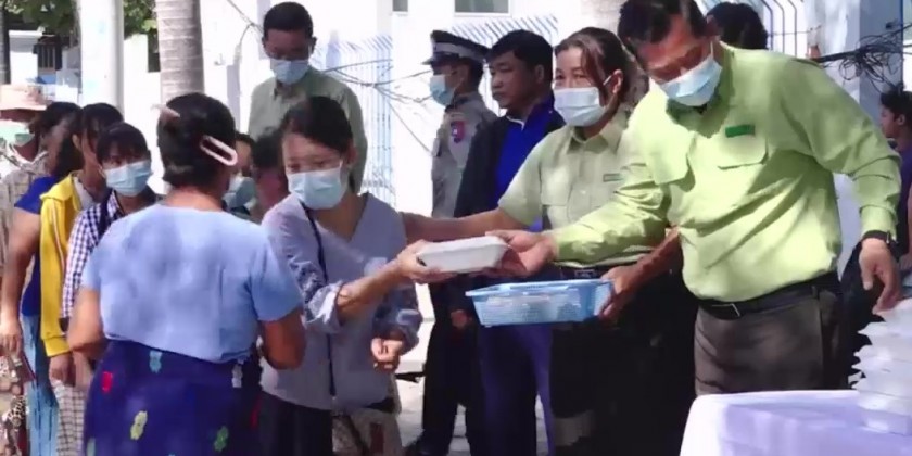 Cheap Lunch boxes: Selling for people with low-income in Mandalay ...