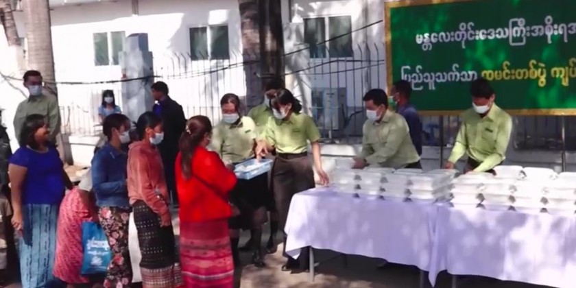Cheap Lunch boxes: Selling for people with low-income in Mandalay ...