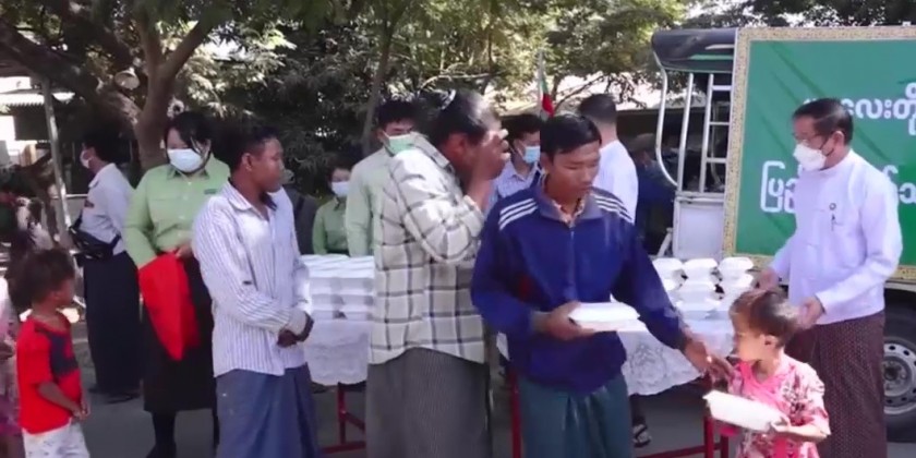 Cheap Lunch boxes: Selling for people with low-income in Mandalay ...