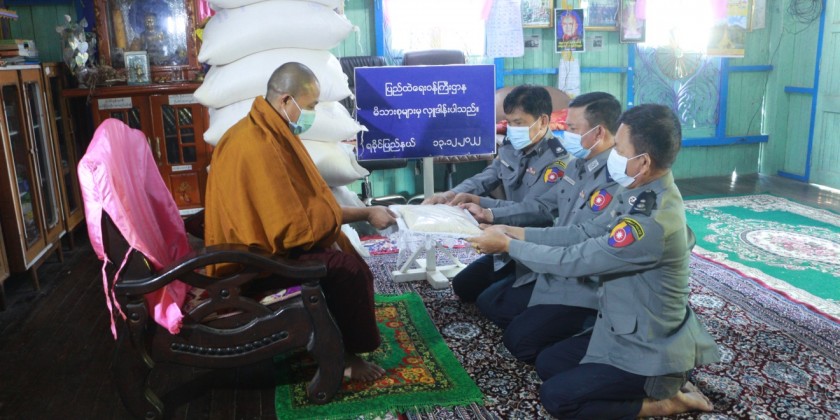 Offering rice provision: Families of MoHA offered rice to the ...