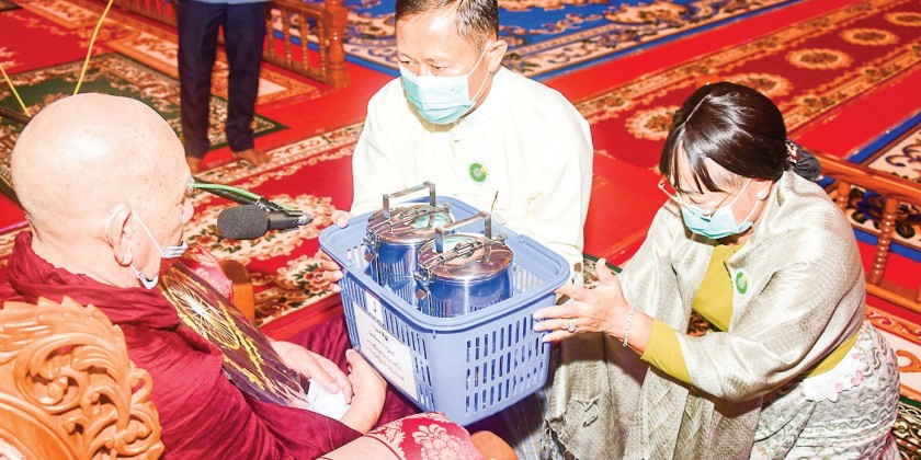 Kathina Robe Offering: SAC Chairman And Wife Attended Kathina Robe ...