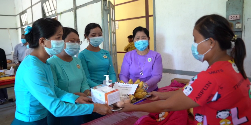 Providing assistance: Foodstuff and masks provided to grass-roots in ...