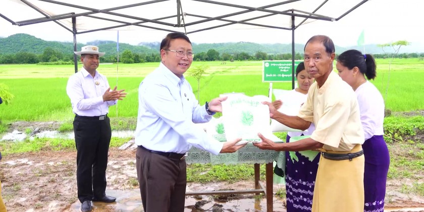 Tour in Mong Pan: Visiting the paddy field and meeting for regional ...