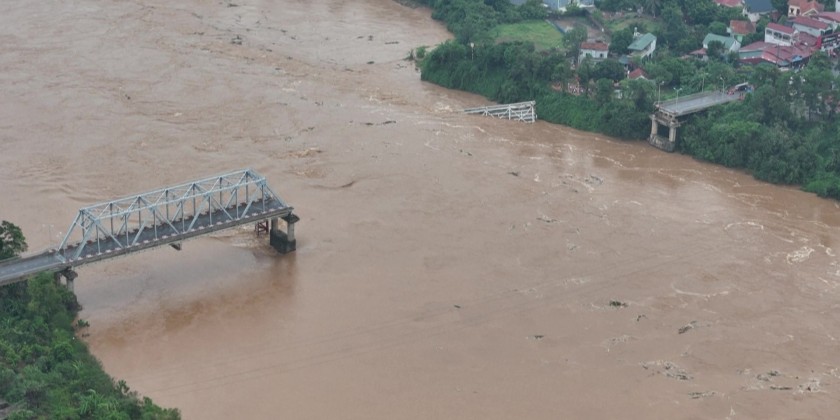 Typhoon Yagi causes a major bridge to collapse in northern Viet Nam ...