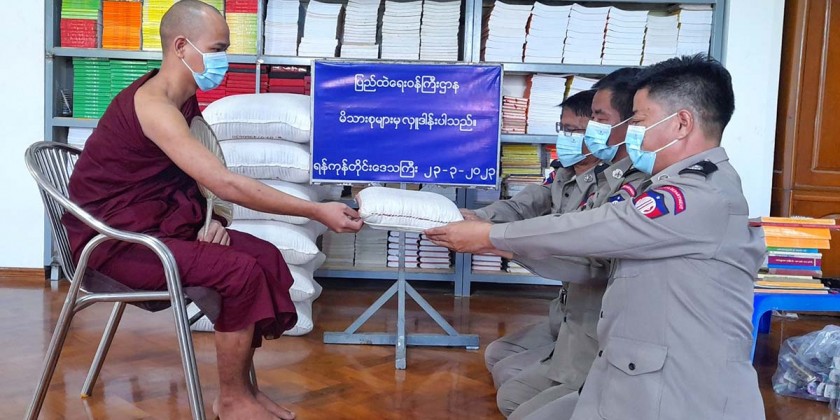 Offering rice provision: Families of MoHA offered rice to the ...