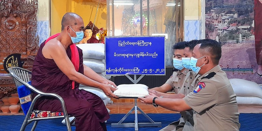 Offering rice provision: Families of MoHA offered rice to the ...