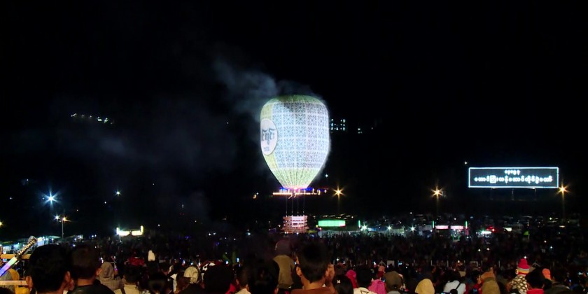 Tazaungdaing Lighting Festival: Visitors throng hot air balloons square ...