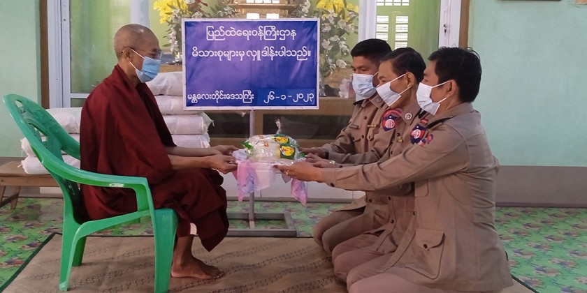 Offering rice provision: Families of MoHA offered rice to the ...