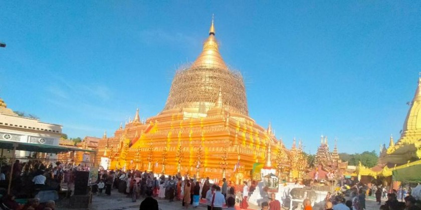 Pilgrimage in Nyaung-U: Pagodas and temples packed with thousands of ...