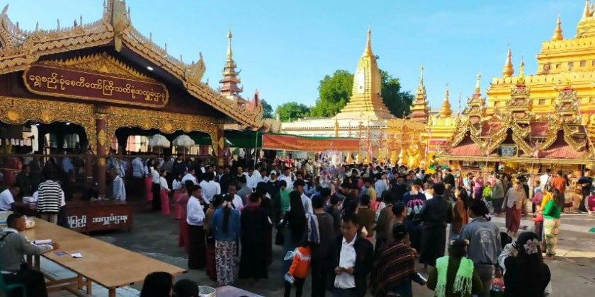 Pilgrimage in Nyaung-U: Pagodas and temples packed with thousands of ...