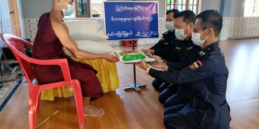 Offering rice provision: Families of MoHA offered rice to the ...