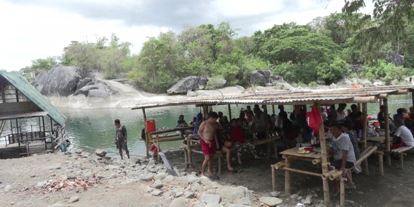 Filipinos take to river to cool off during heatwave | Myanmar ...