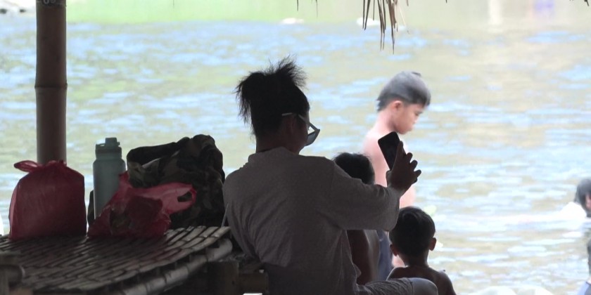 Filipinos take to river to cool off during heatwave | Myanmar ...