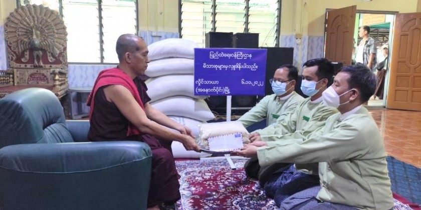 Offering rice provision: Families of MoHA offered rice to the ...