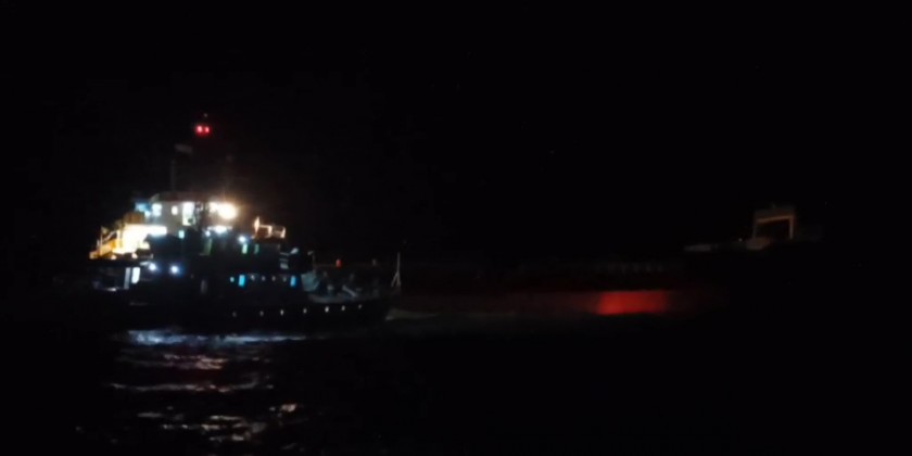 Cargo ship tilted in the sea: Tatmadaw (Navy) conducts rescue measures ...