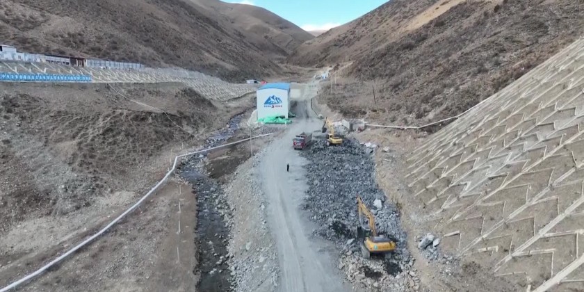 Unmanned excavator makes its debut in a plateau infrastructure project ...