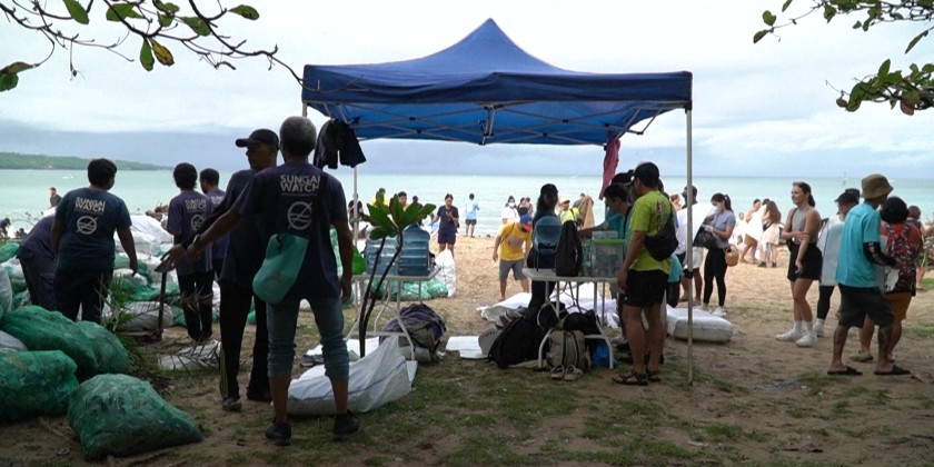 Volunteers clean up Bali's beach from "worst" monsoon-driven trash ...