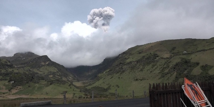 Farmers stay after evacuating Colombian volcano | Myanmar International TV
