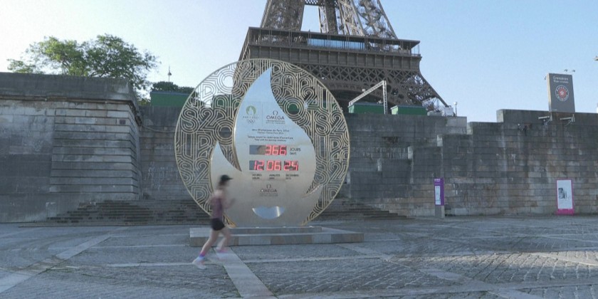 Olympic Games countdown clock installed at foot of Eiffel Tower in ...