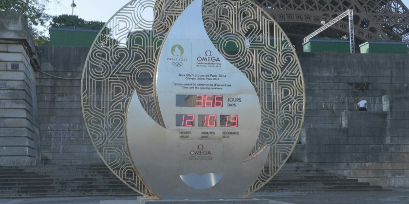 Olympic Games countdown clock installed at foot of Eiffel Tower in ...