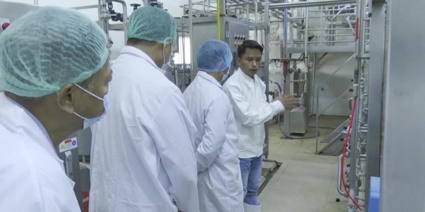 Dairy Production: MOALI Union Minister inspects Dairy Cow Farm ...