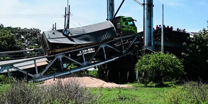 One dead, two missing in Ecuador bridge collapse | Myanmar International TV