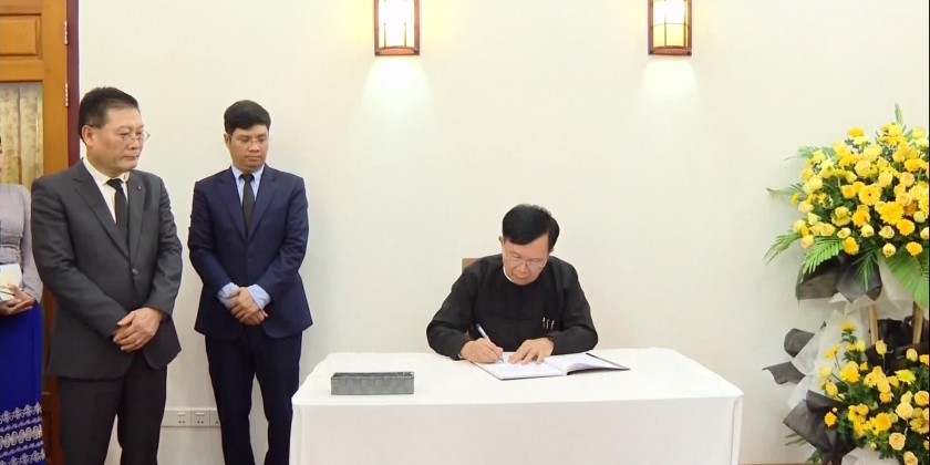 Farewell to Late Leader: SAC Secretary signs condolence book at Viet ...