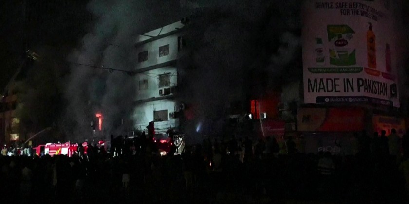 At least three people killed in a fire at a shopping center in Pakistan ...