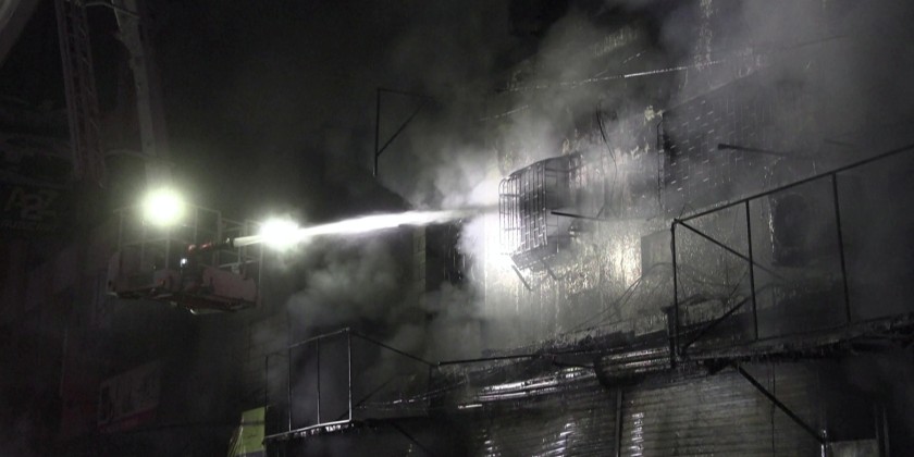 At least three people killed in a fire at a shopping center in Pakistan ...