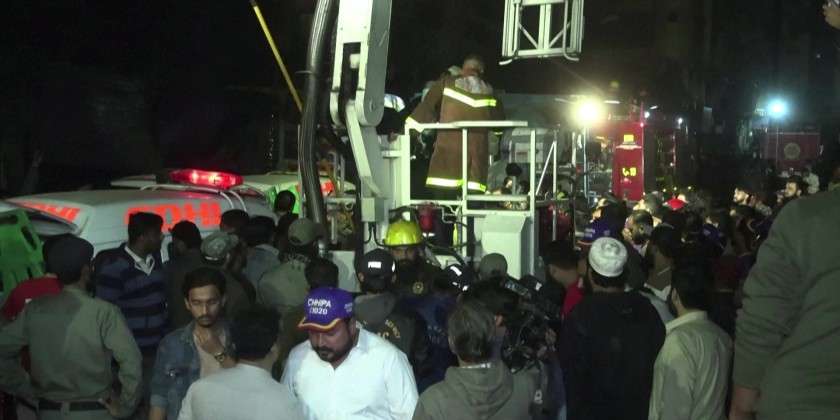 At least three people killed in a fire at a shopping center in Pakistan ...