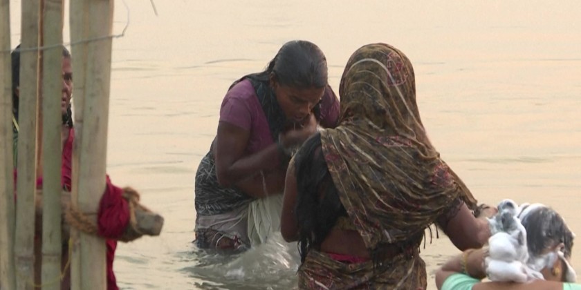 Hindu devotees bathe in India's Yamuna river at the start of Chhath ...