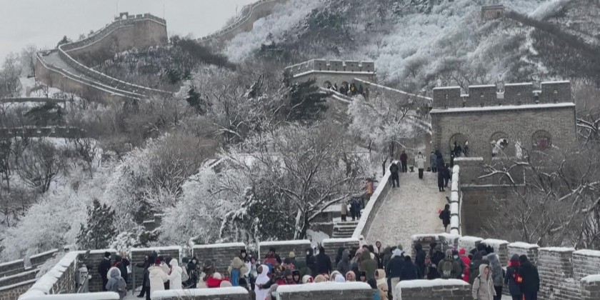 Tourists brave Beijing's icy winds to visit snow-covered Great Wall ...