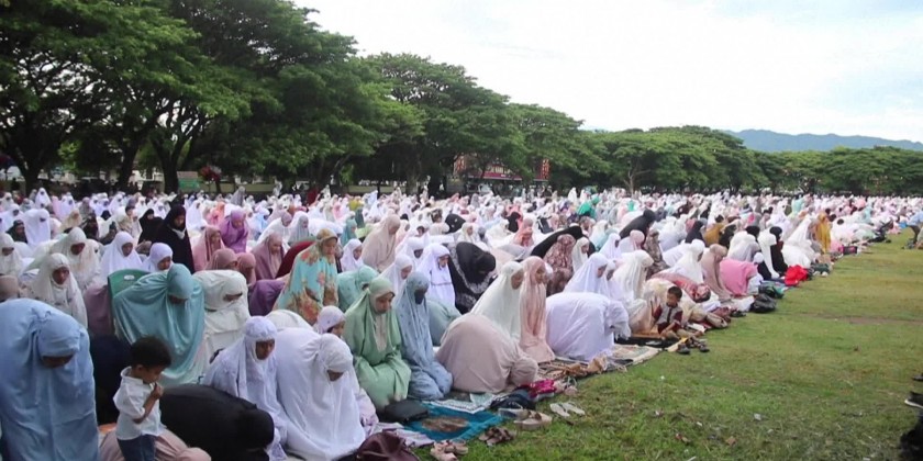 Indonesian Muslims perform Eid al-Adha prayer | Myanmar International TV