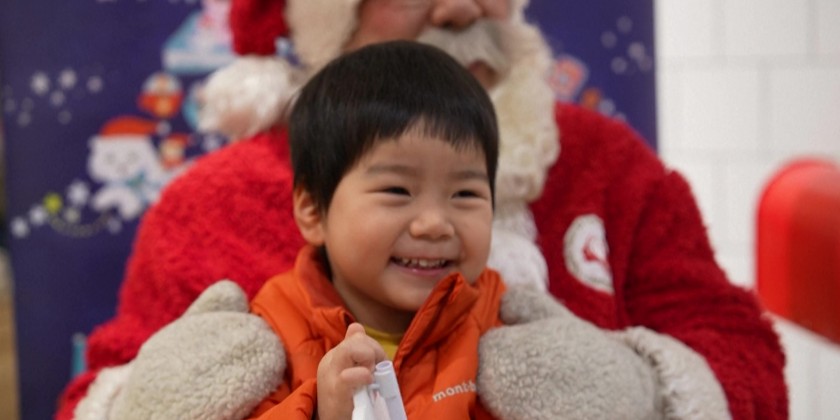 Children in Kanagawa take photos with Japan's official Santa Claus ...