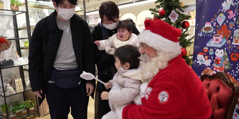Children in Kanagawa take photos with Japan's official Santa Claus ...