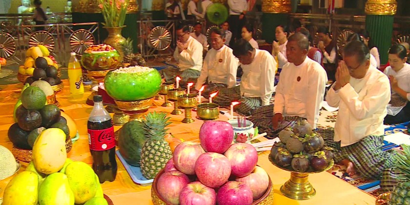Myanmar New Year Day : Making meritorious deeds at Shwedagon Pagoda ...