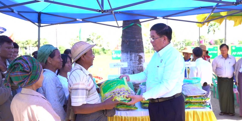Agricultural Visit: Magwe Region CM meets local farmers in Natmauk ...