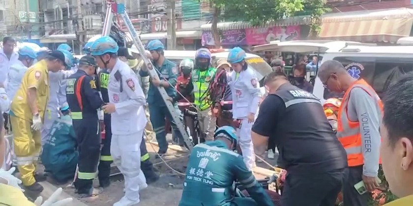 Rescue teams retrieving body from 15-meter-deep well | Myanmar ...